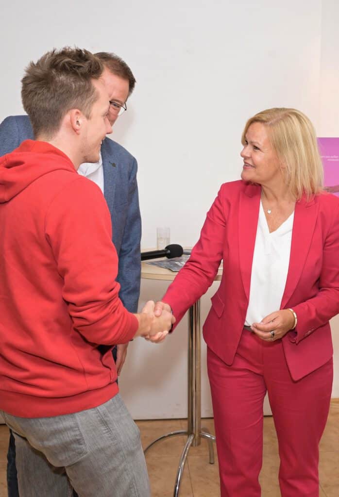 Leo Döring traf Bundesinnenministerin Nancy Faeser - FC Schwalbe